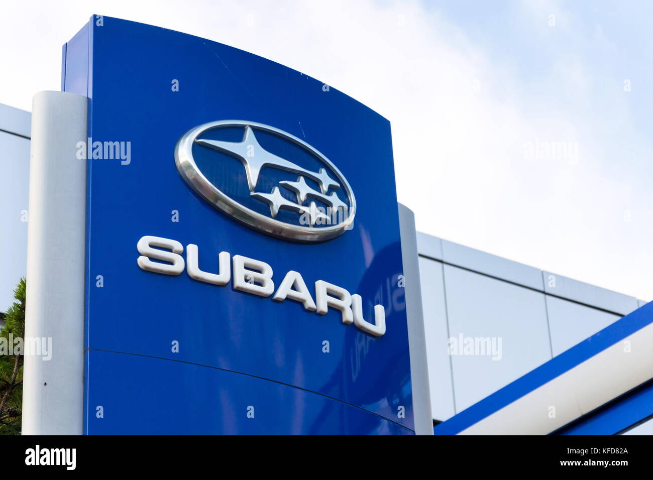 Subaru emblem hi-res stock photography and images - Alamy