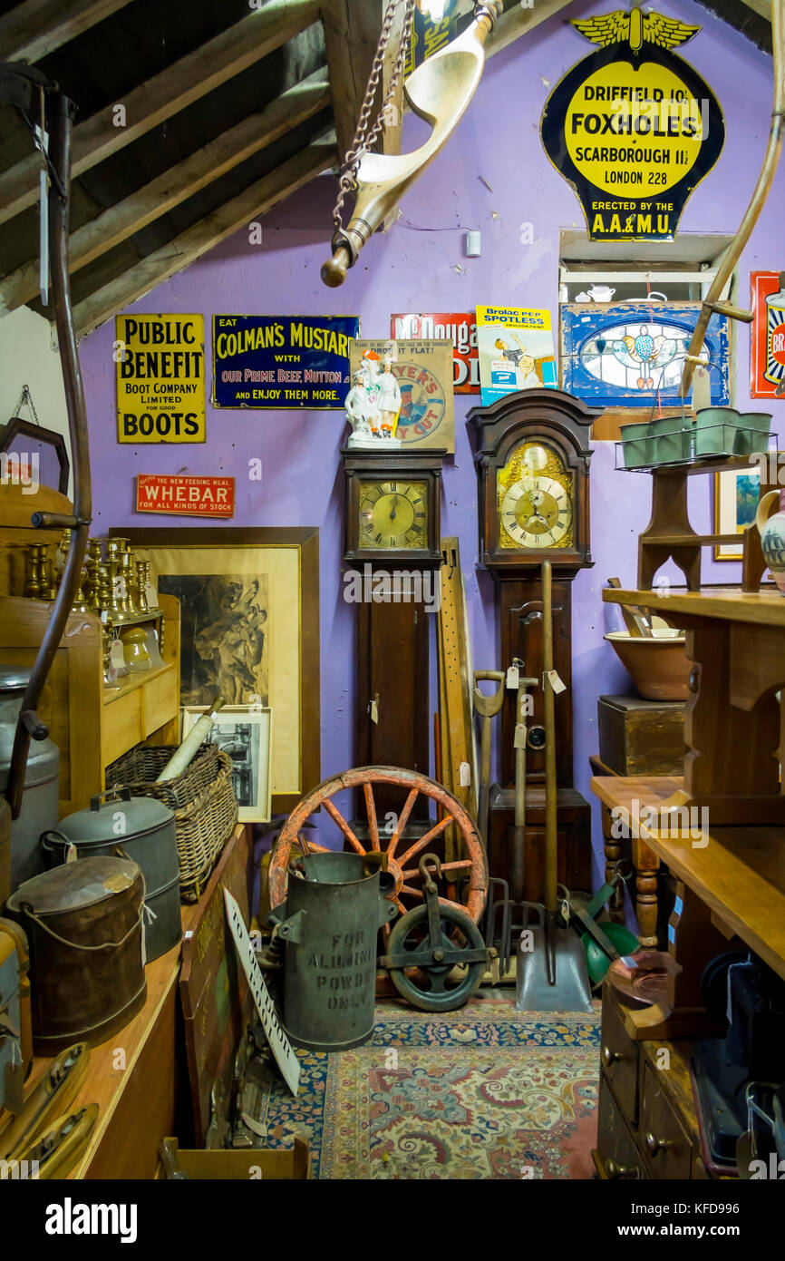 Antique clock shop hi-res stock photography and images - Alamy