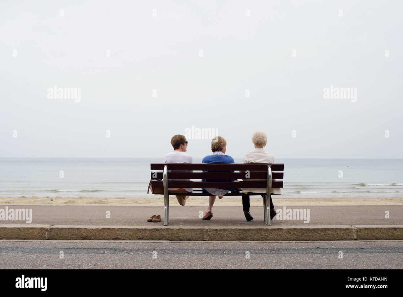 Three ladies sitting on bench hi-res stock photography and images - Alamy