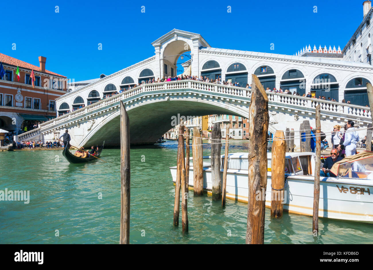 Canal bridge gondola hi-res stock photography and images - Alamy