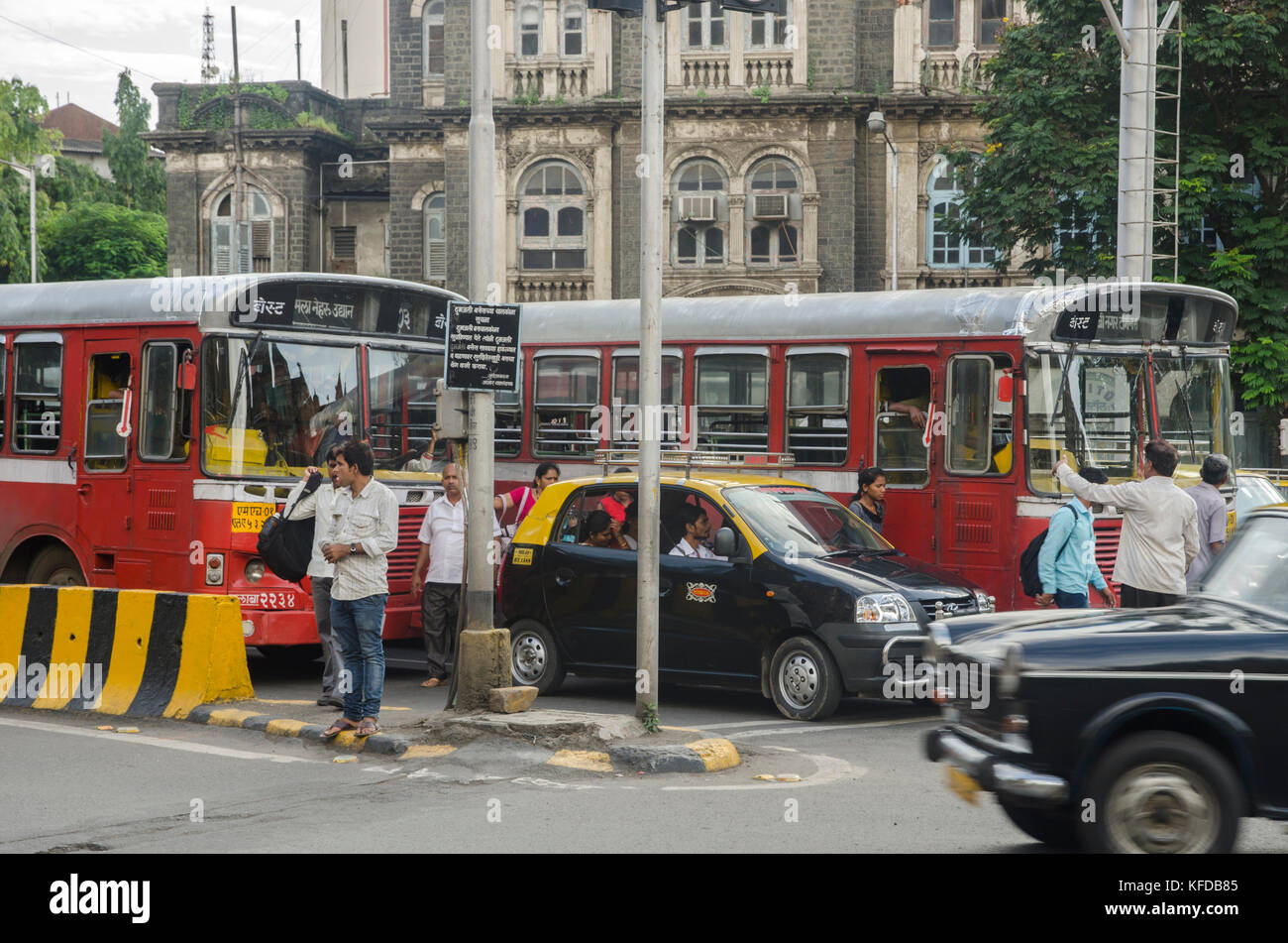 India busy bus hi-res stock photography and images - Alamy