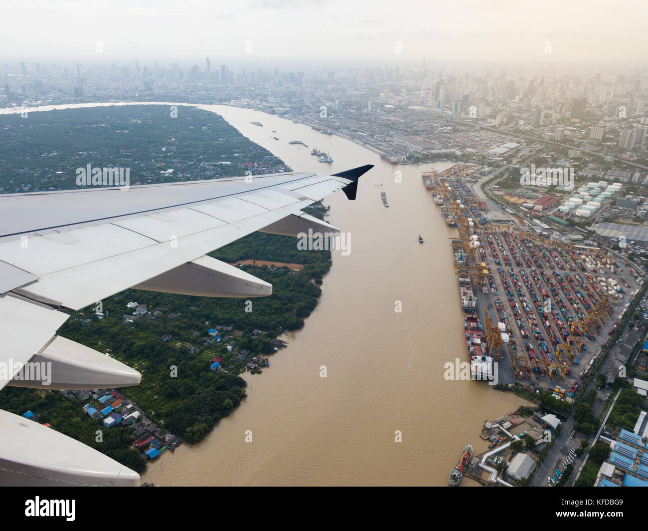 Port airplane wing hi-res stock photography and images - Alamy