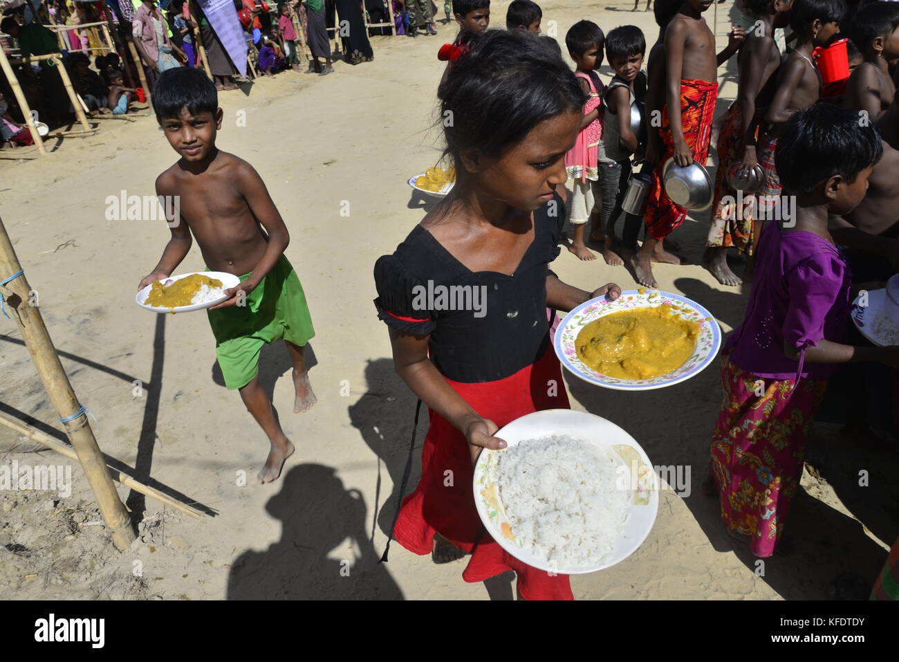 Rohingya refugee children collects food at the palongkhali makeshift ...