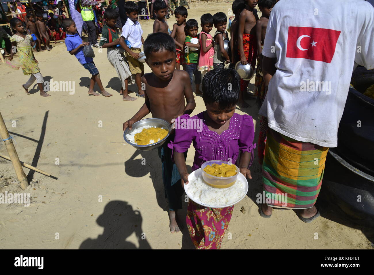 Rohingya refugee children collects food at the palongkhali makeshift ...