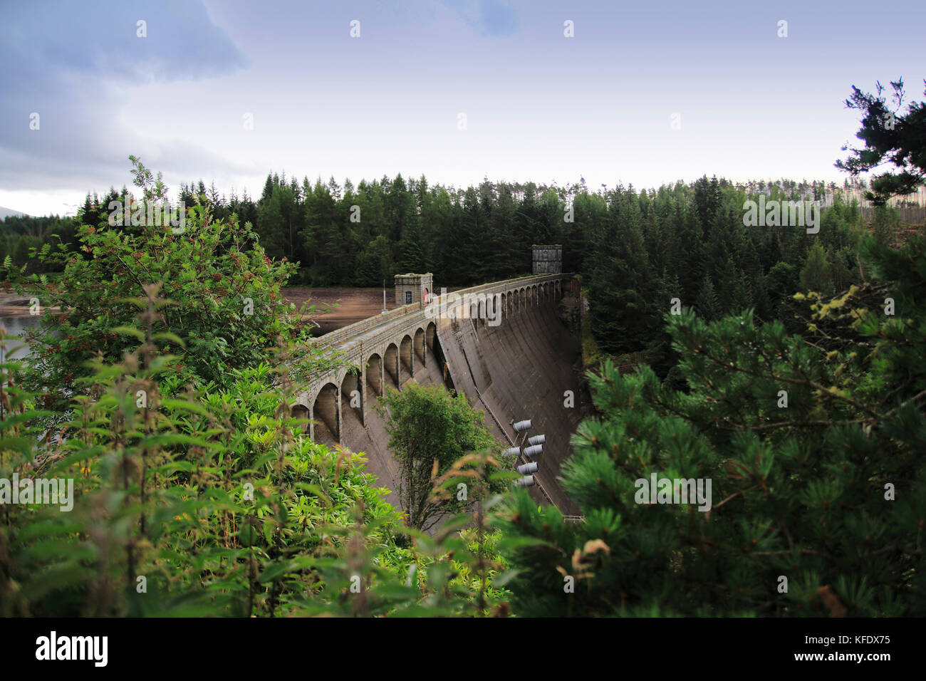 Laggan Dam am Loch Laggan mit Staumauer in den Highlands von Schottland ...