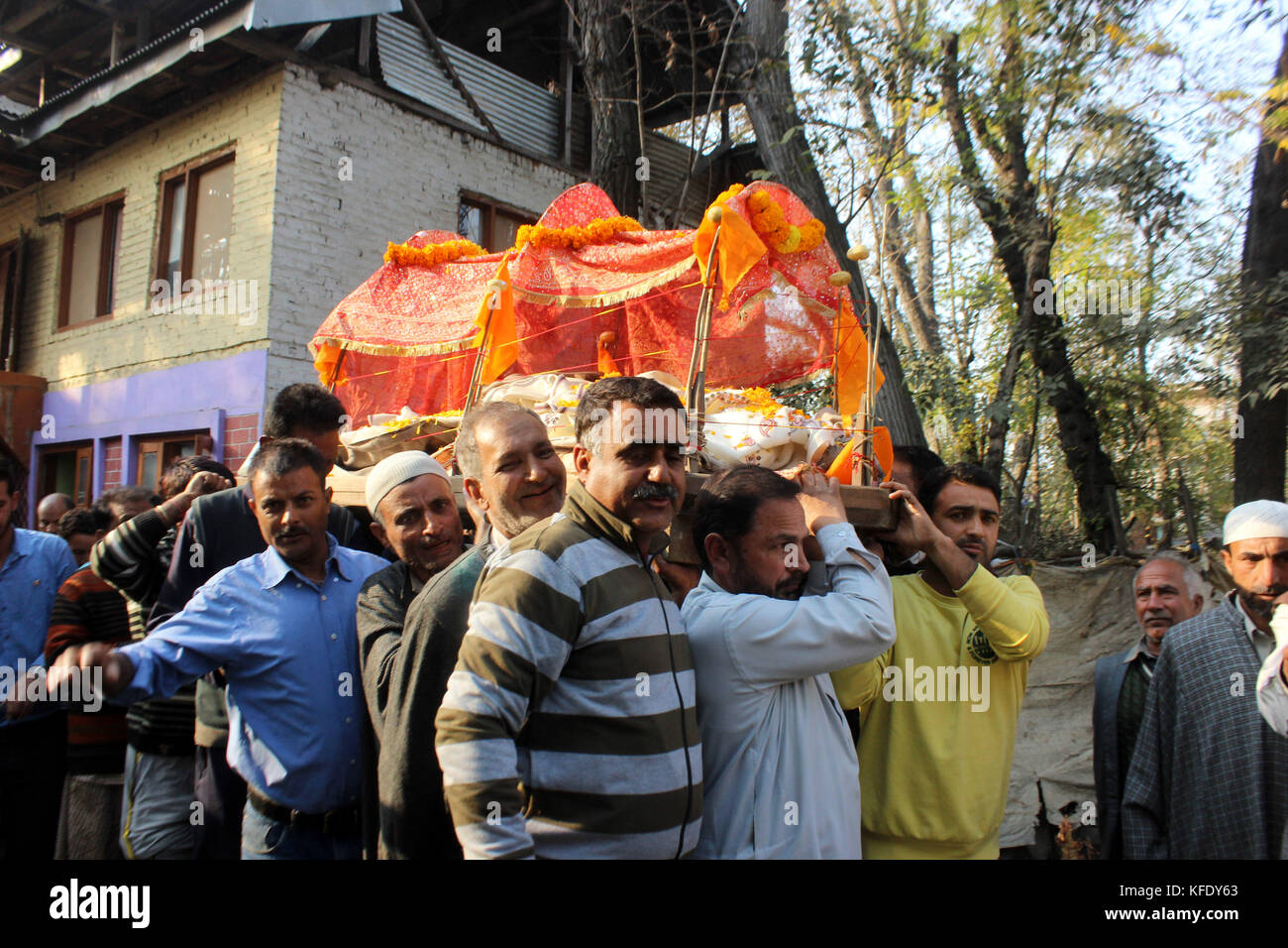 Kulgam, India. 27th Oct, 2017. Muslims help perform last rites of ...