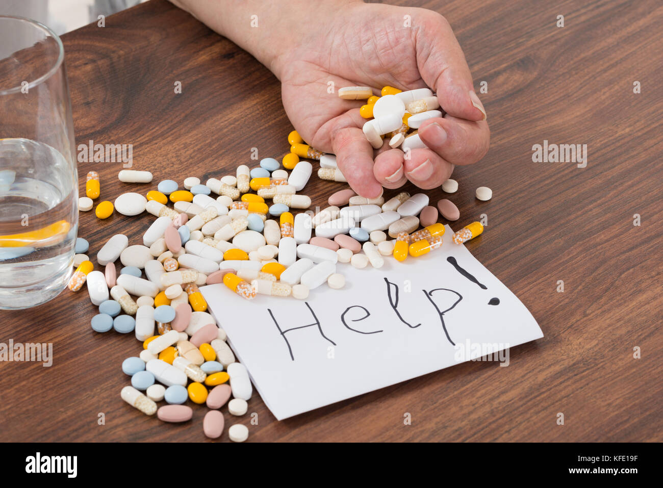 Pills hand hi-res stock photography and images - Alamy
