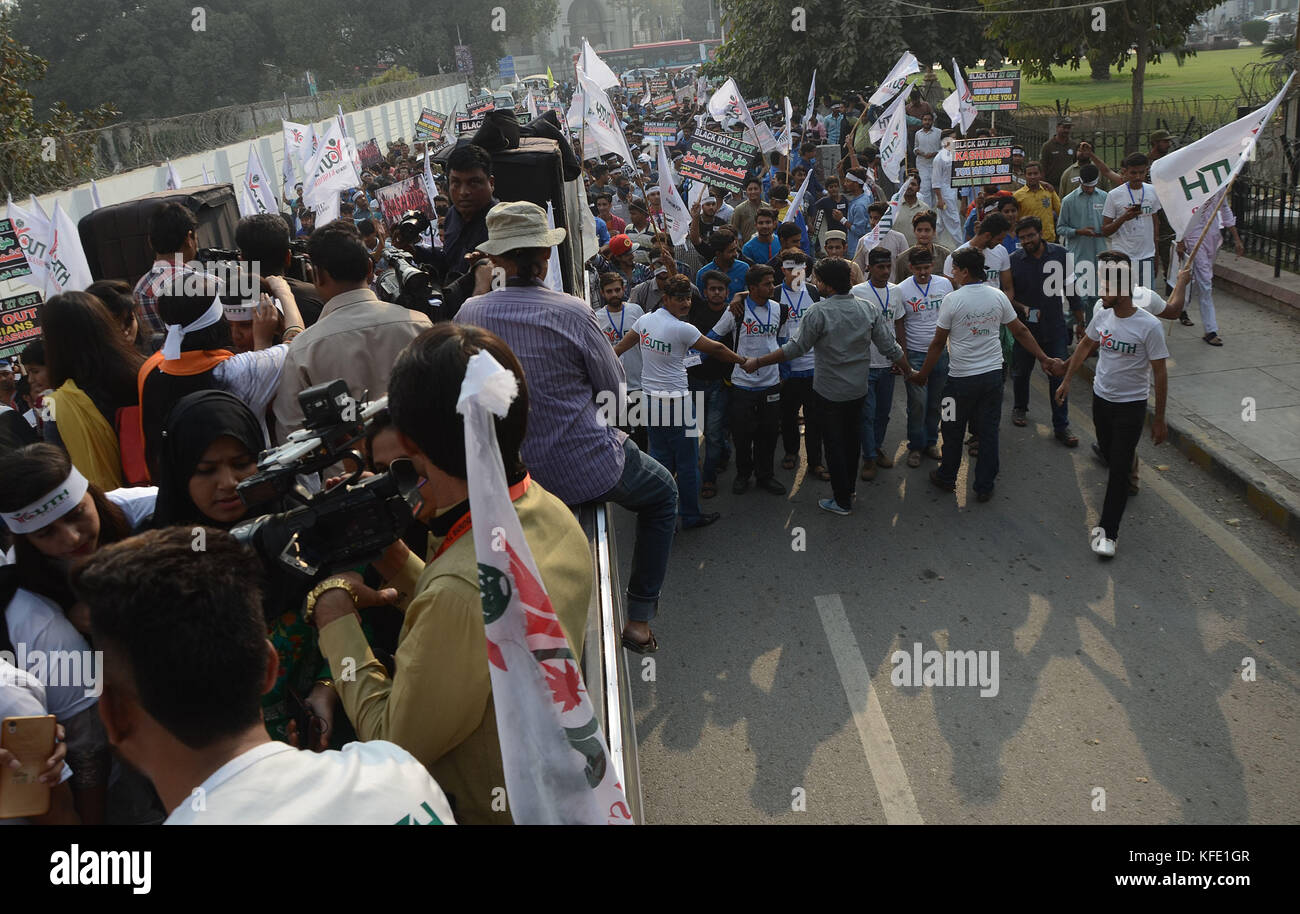 Lahore, Pakistan. 28th Oct, 2017. Pakistani students from different ...