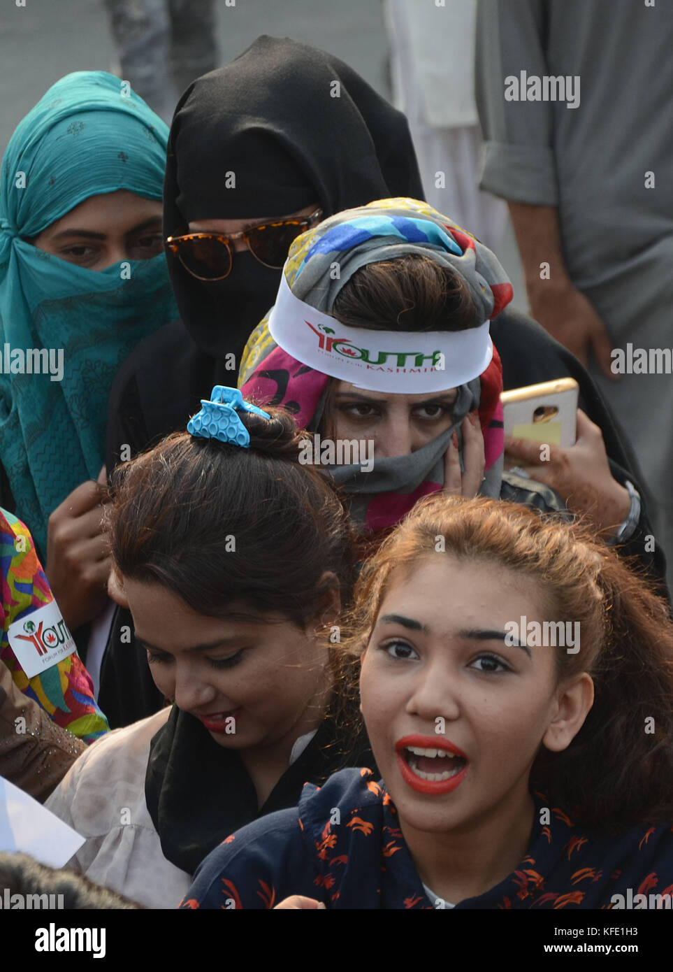 Lahore, Pakistan. 28th Oct, 2017. Pakistani students from different ...