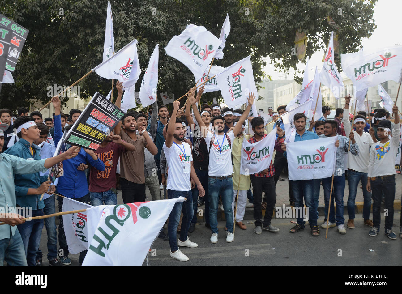 Lahore, Pakistan. 28th Oct, 2017. Pakistani students from different ...