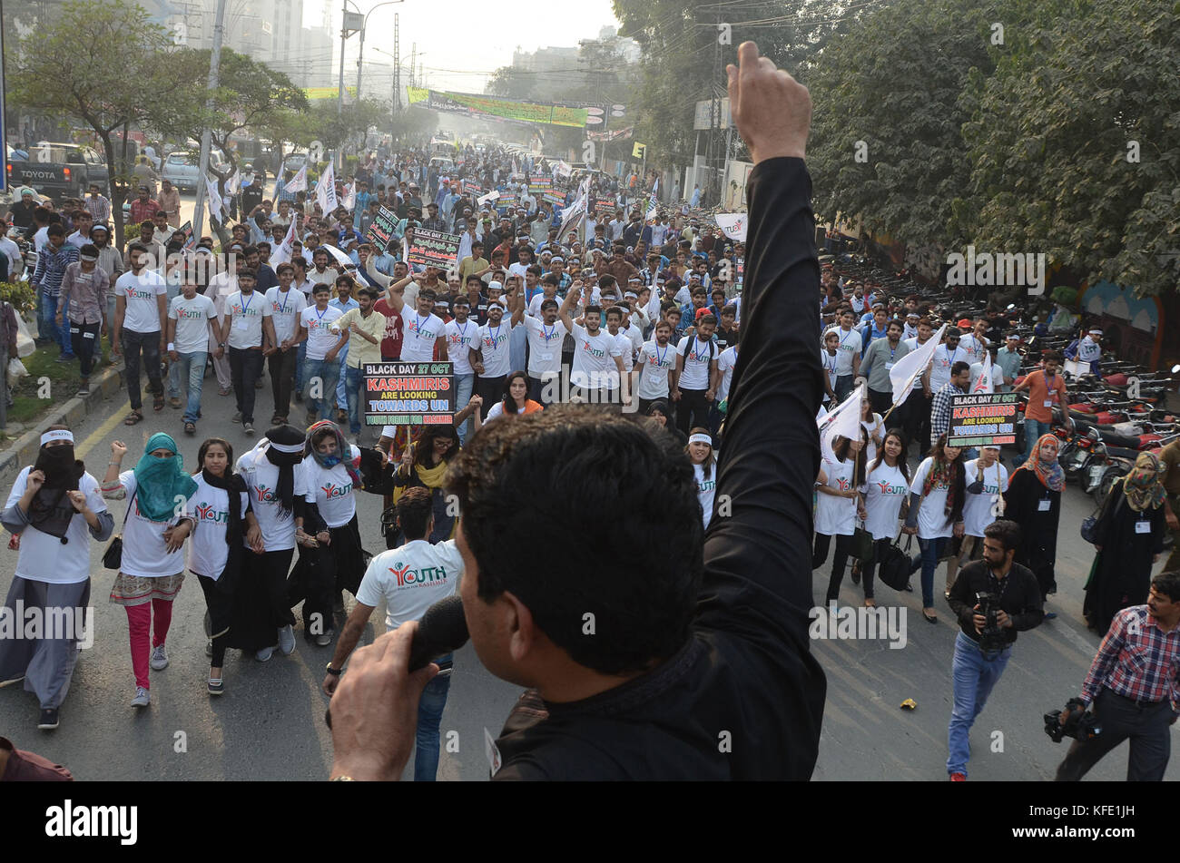 Lahore, Pakistan. 28th Oct, 2017. Pakistani students from different ...