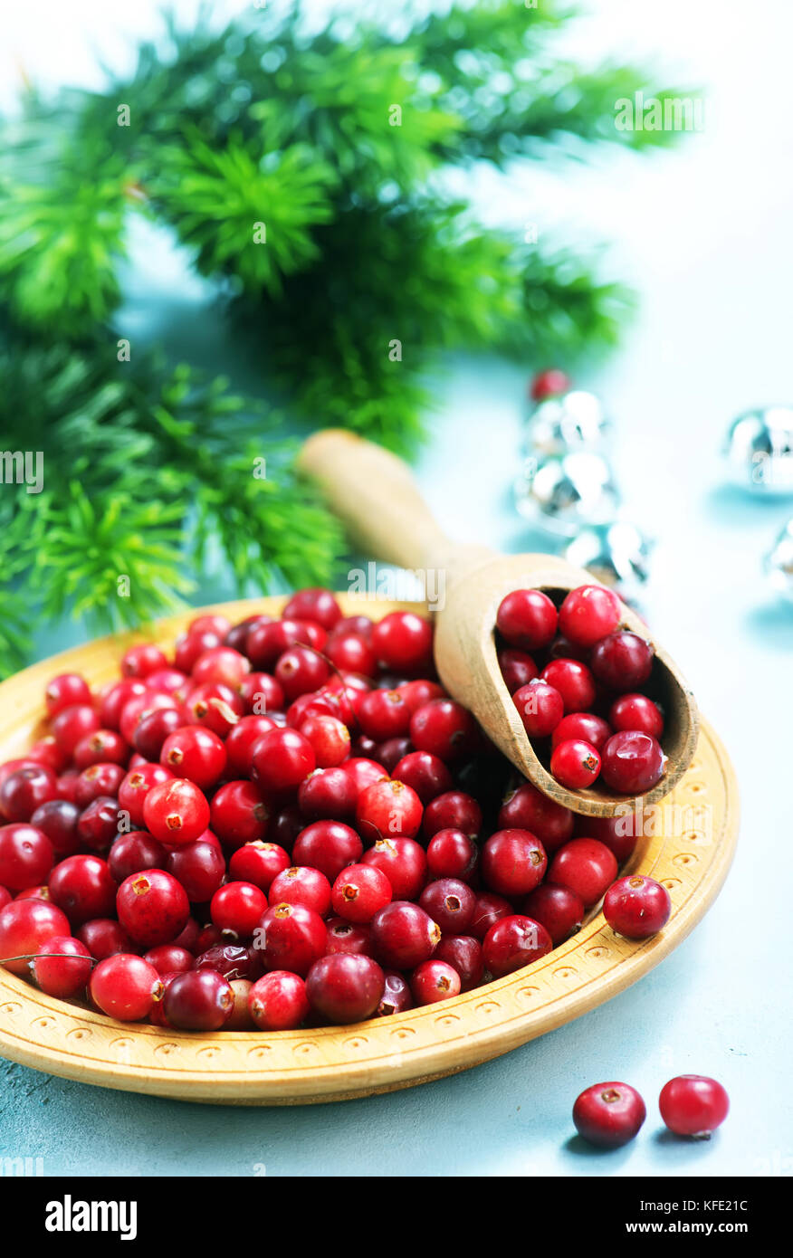 cranberry on wooden table, fresh cranberry Stock Photo - Alamy