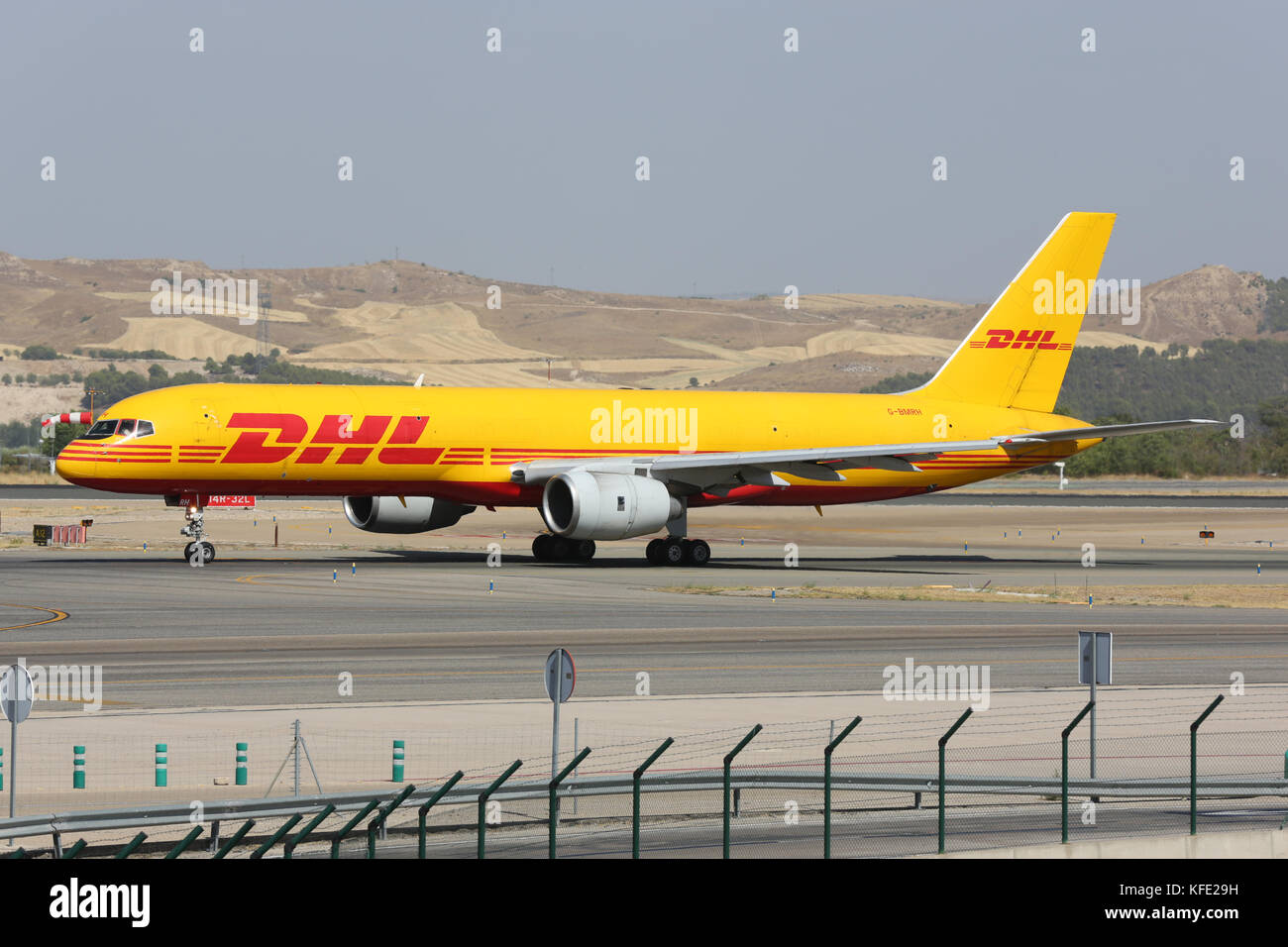 Side view jet boeing 757 hi-res stock photography and images - Alamy