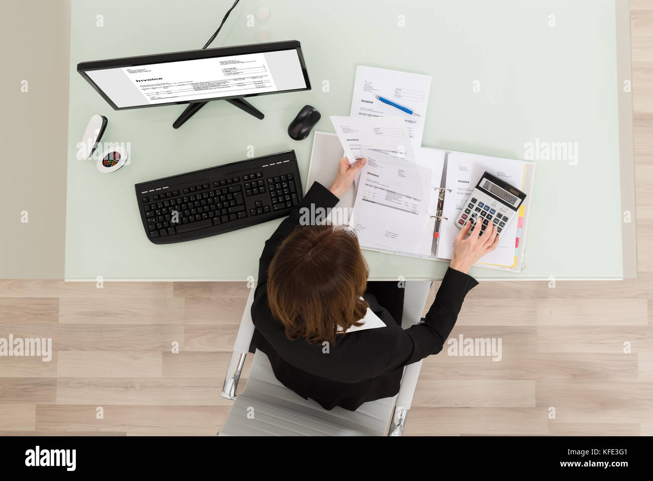 Calculating amount hi-res stock photography and images - Alamy