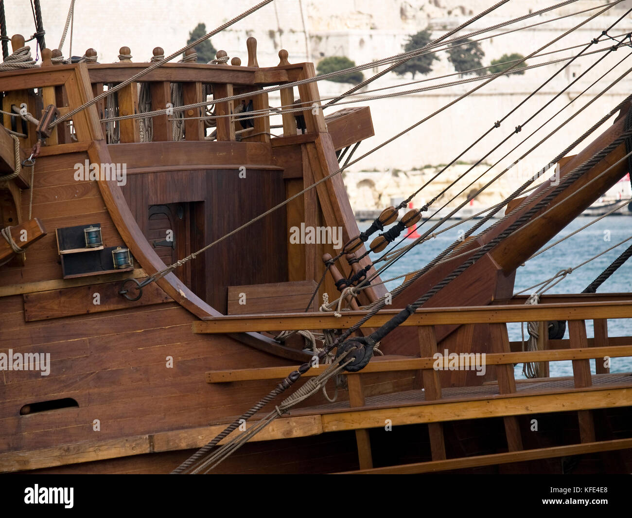 Spanish galleon harbour hi-res stock photography and images - Alamy