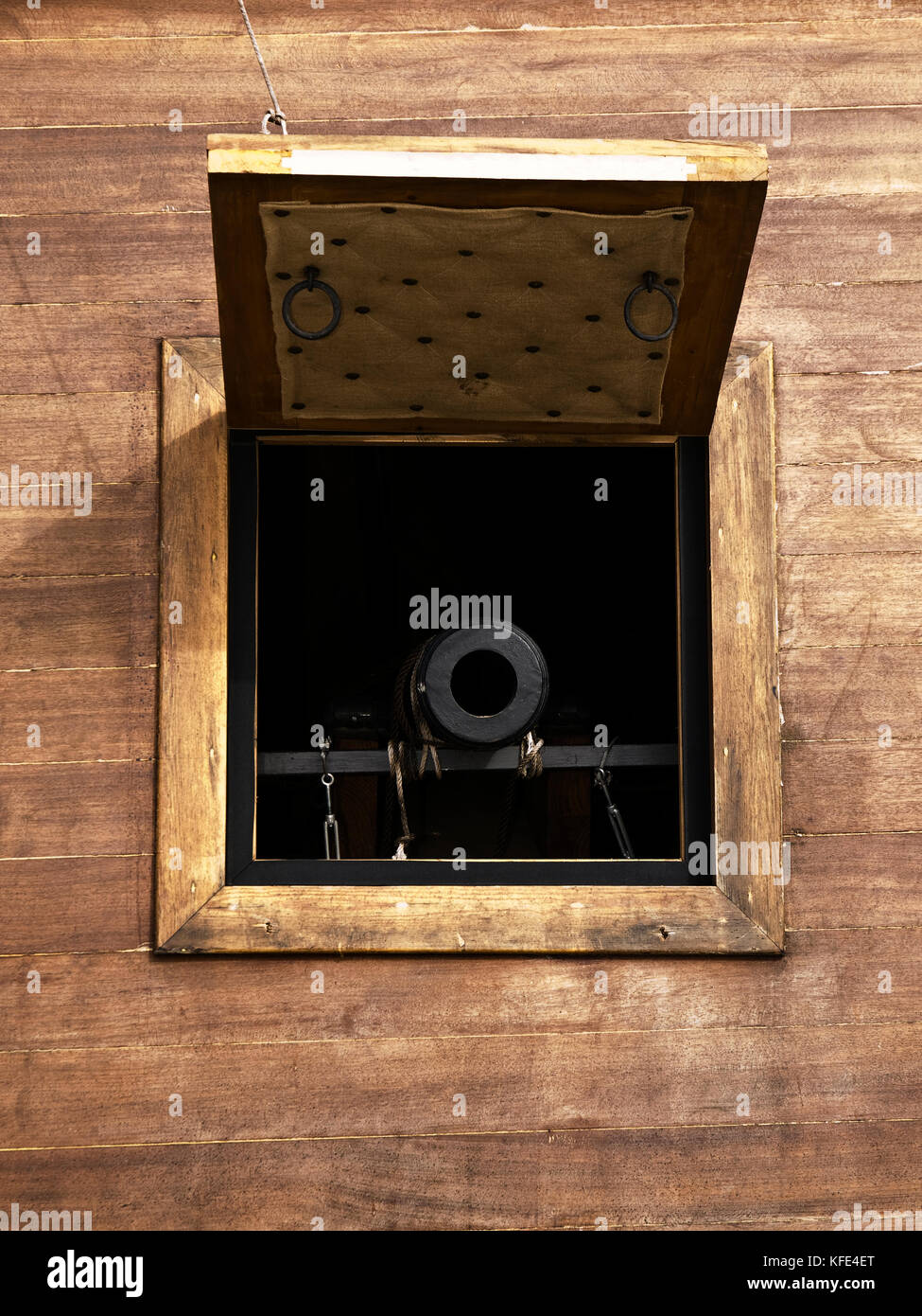 17th century cannon ship hi-res stock photography and images - Alamy