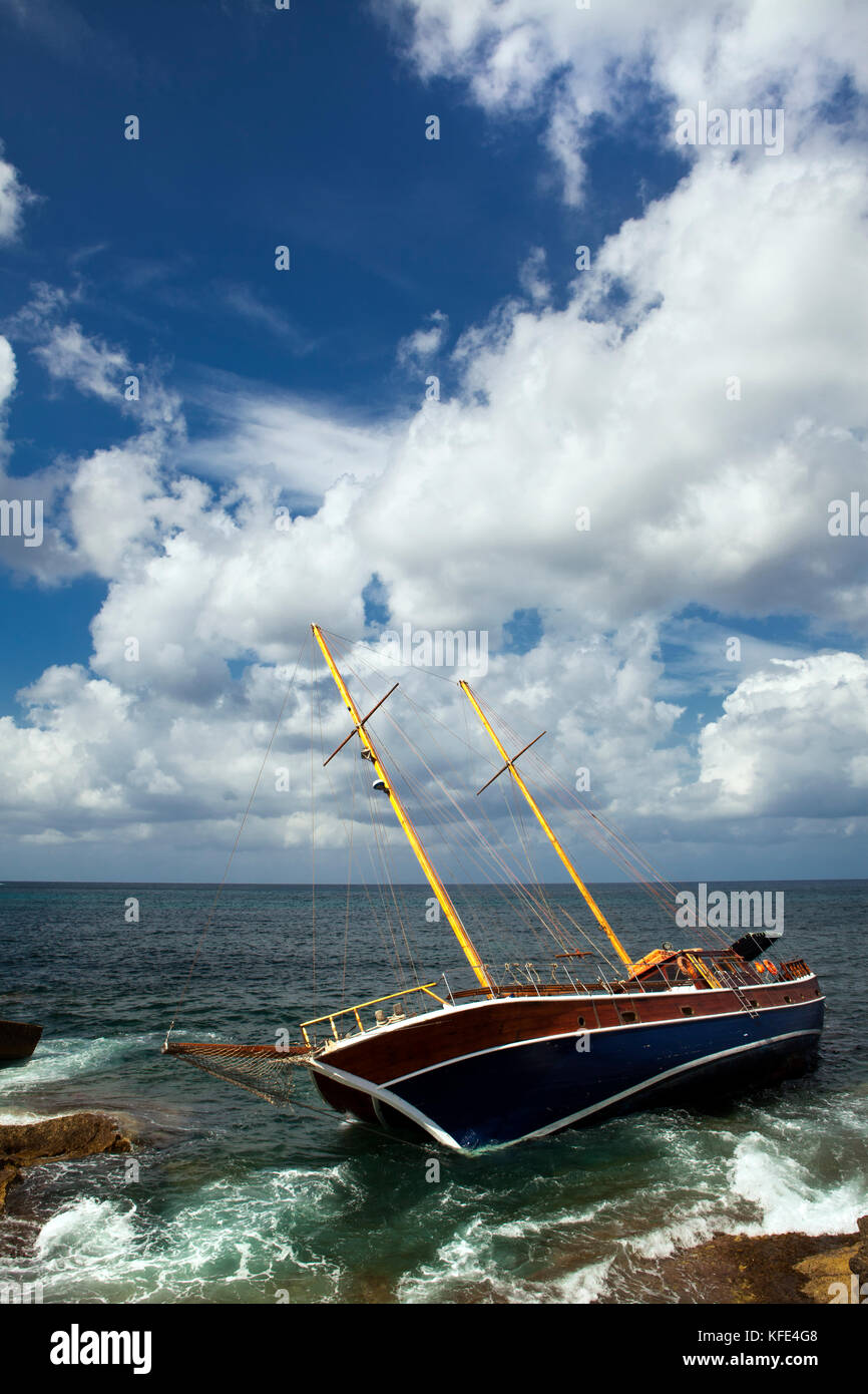 Shipwrecked yacht on rocks hi-res stock photography and images - Alamy