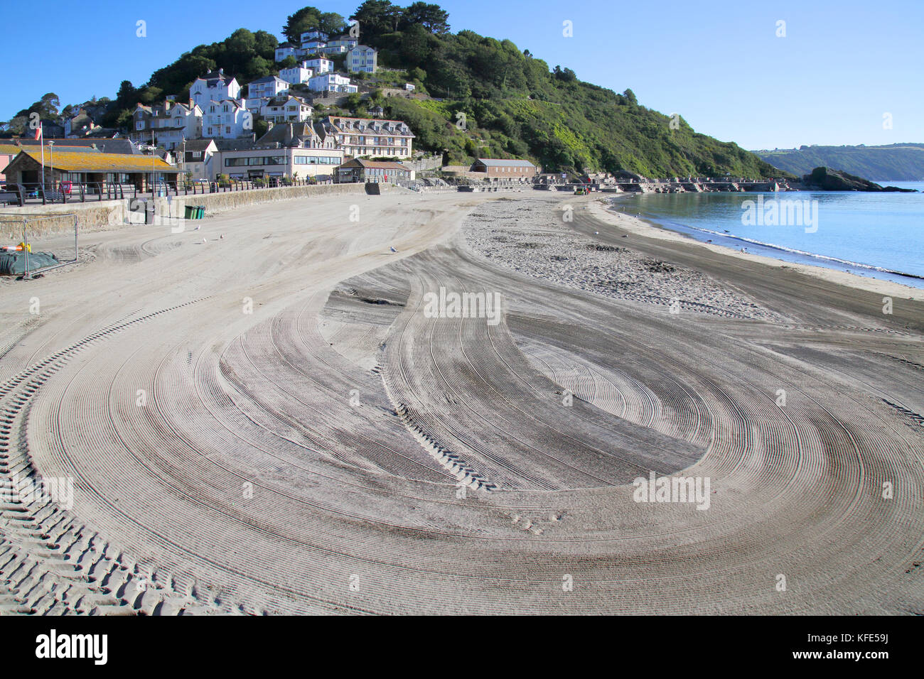 cleaning the beach at looe on the south cornwall coast Stock Photo - Alamy