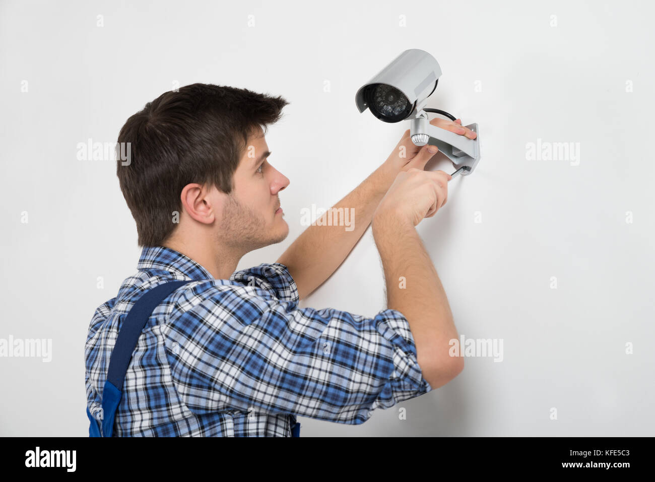 Engineer man working on cctv hi-res stock photography and images - Alamy