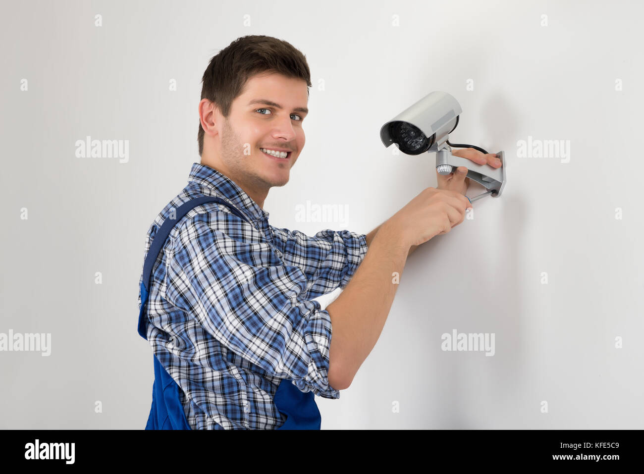 Engineer man working on cctv hi-res stock photography and images - Alamy