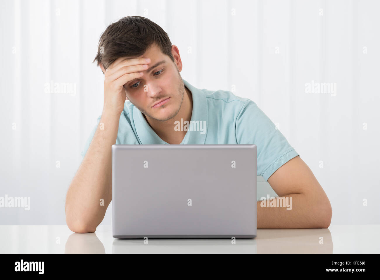 Sad man desk hi-res stock photography and images - Alamy