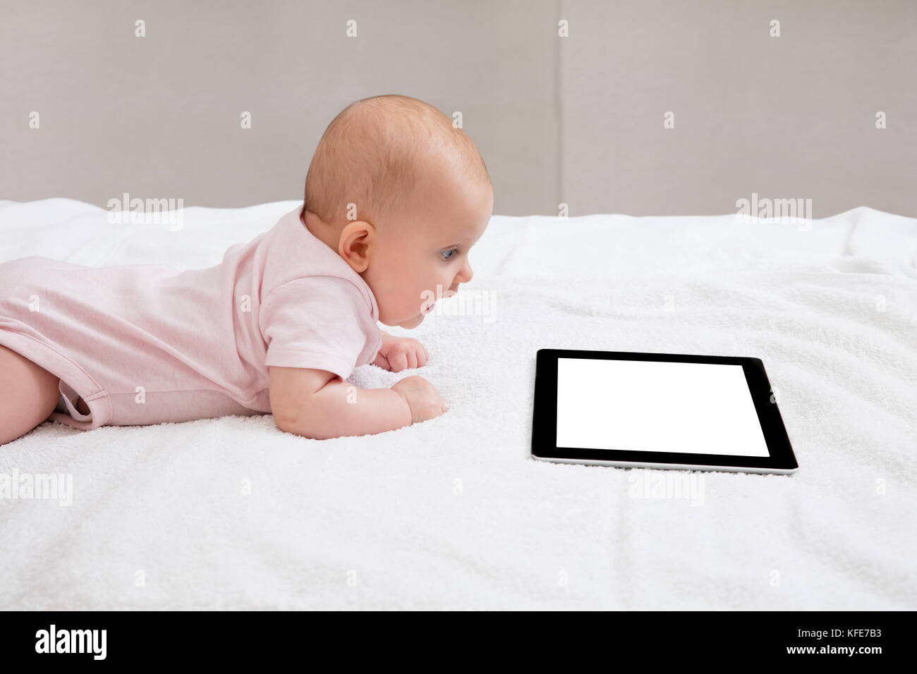 Kids and digital device hi-res stock photography and images - Alamy