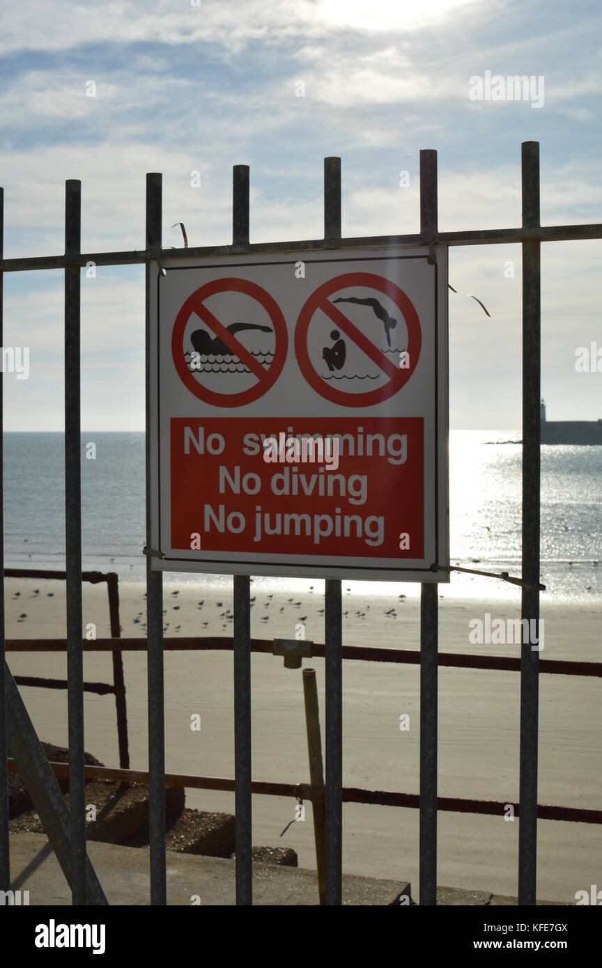 Warning sign no jumping diving hi-res stock photography and images - Alamy