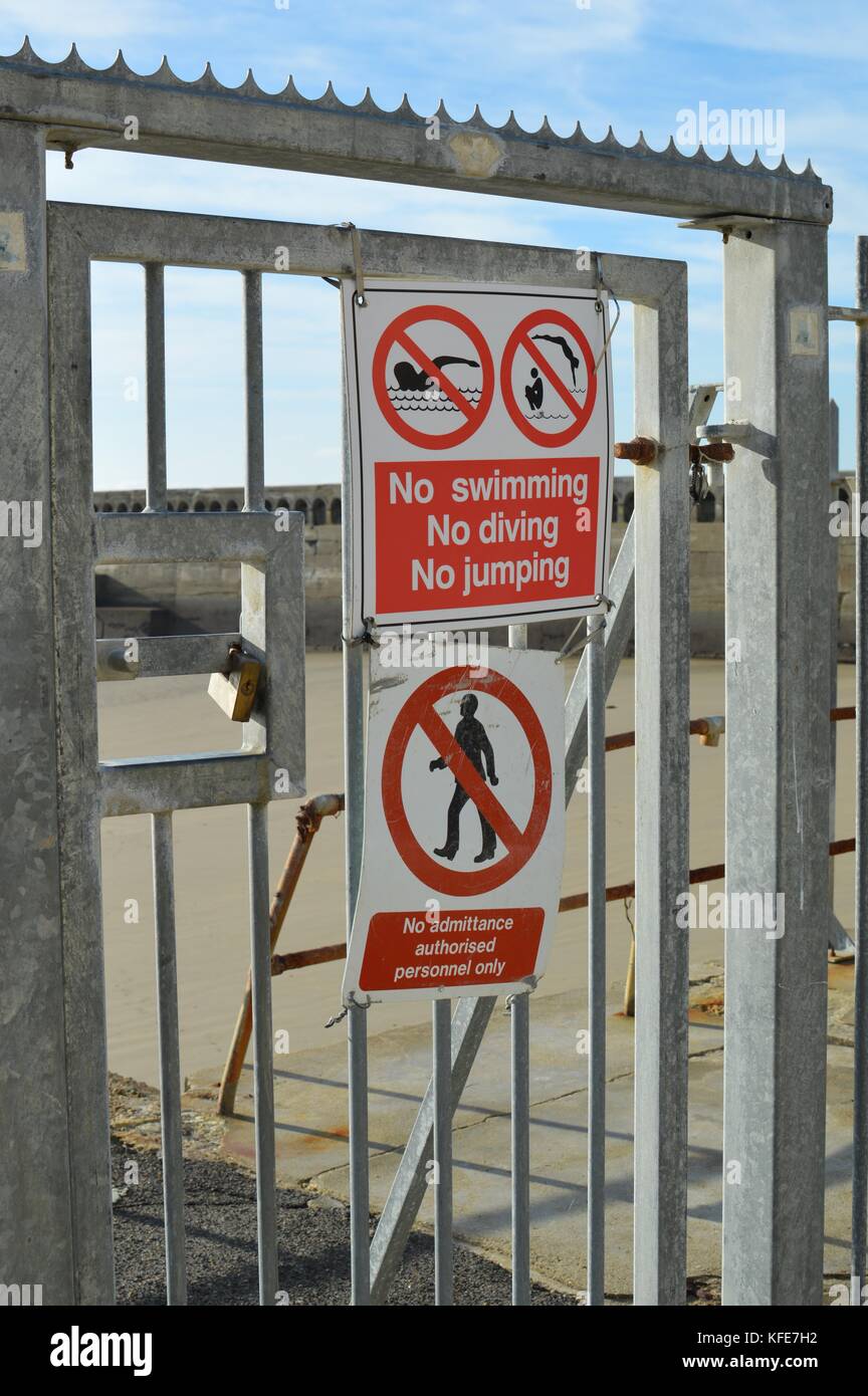 No swimming no diving no jumping sign beside harbour Stock Photo - Alamy
