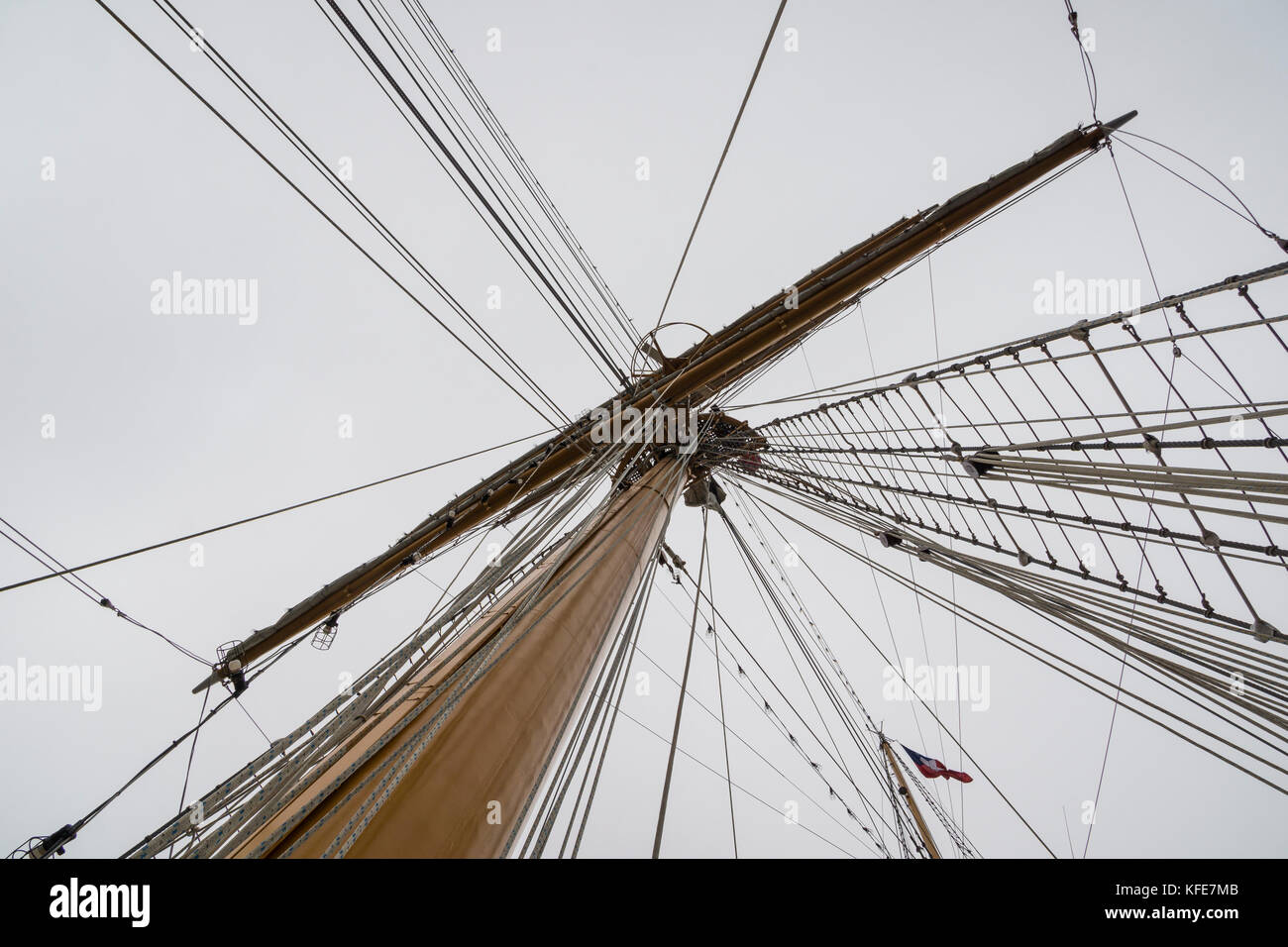 Ship sail yardarm hi-res stock photography and images - Alamy
