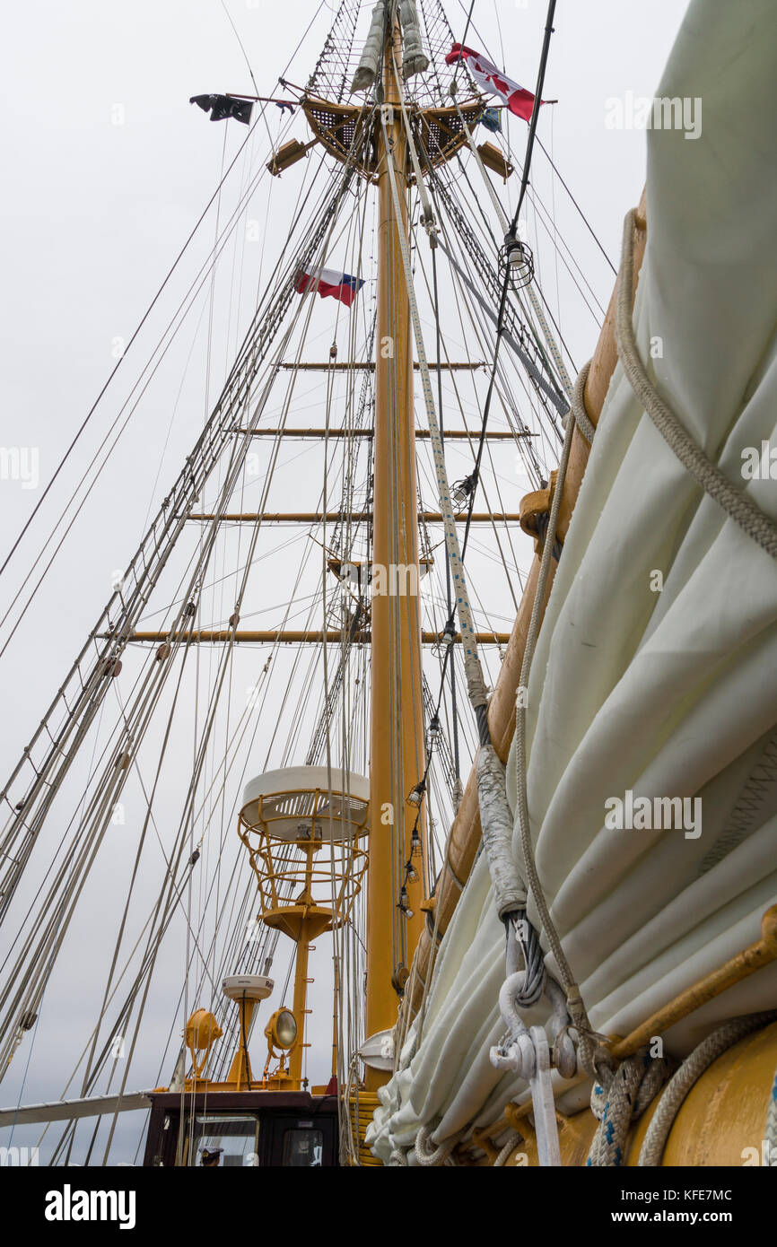 Ship sail yardarm hi-res stock photography and images - Alamy