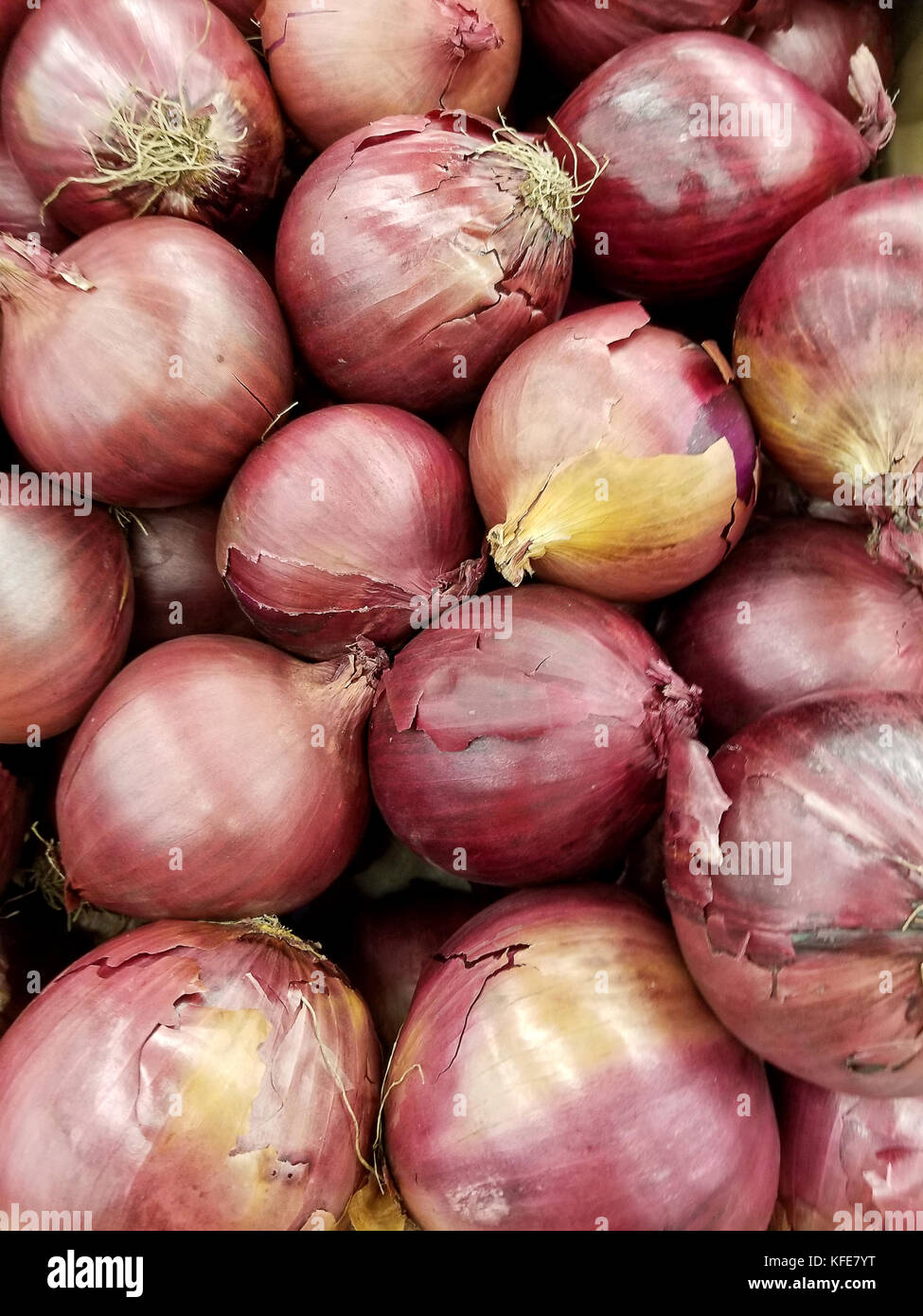 whole red onion pile at the food market Stock Photo - Alamy