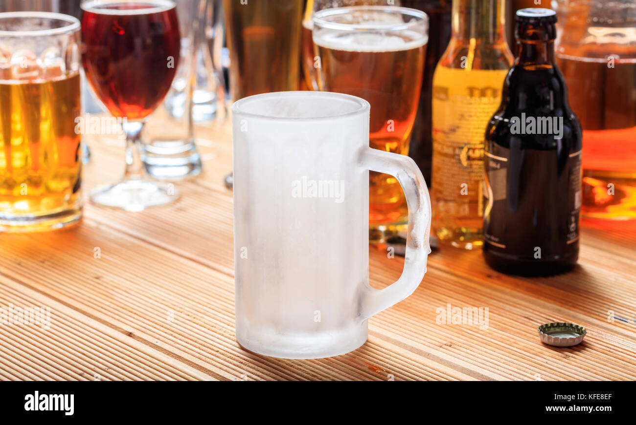 An empty frosty mug of beer on a wooden pub counter Stock Photo - Alamy