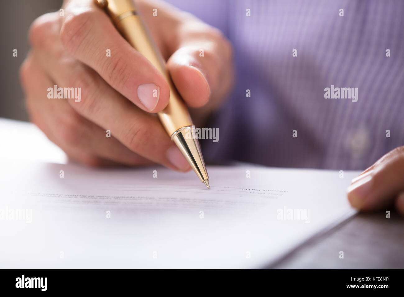 Hand signing a document pen hi-res stock photography and images - Alamy