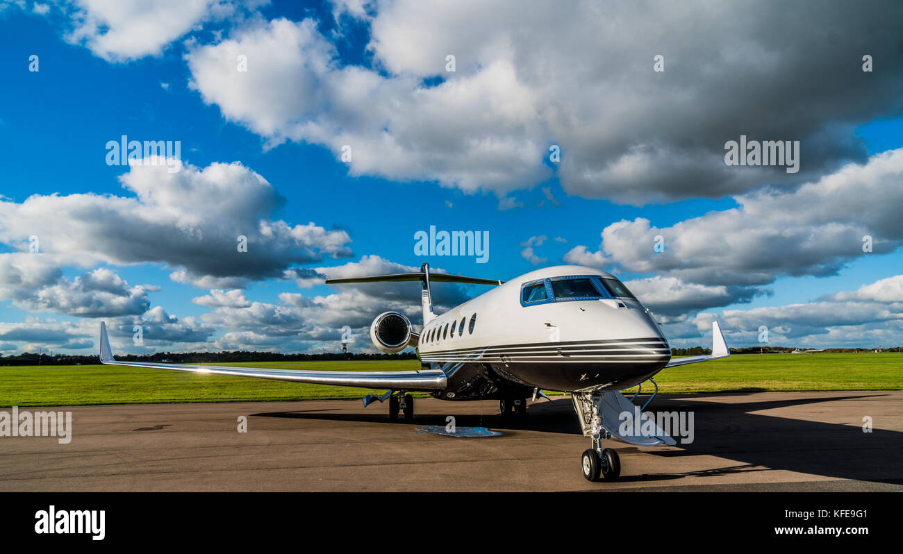 Business jet cockpit hi-res stock photography and images - Alamy