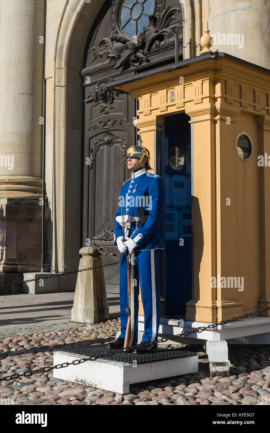 Royal guard on duty outside Royal Palace or Kungliga slottet, Gamla ...