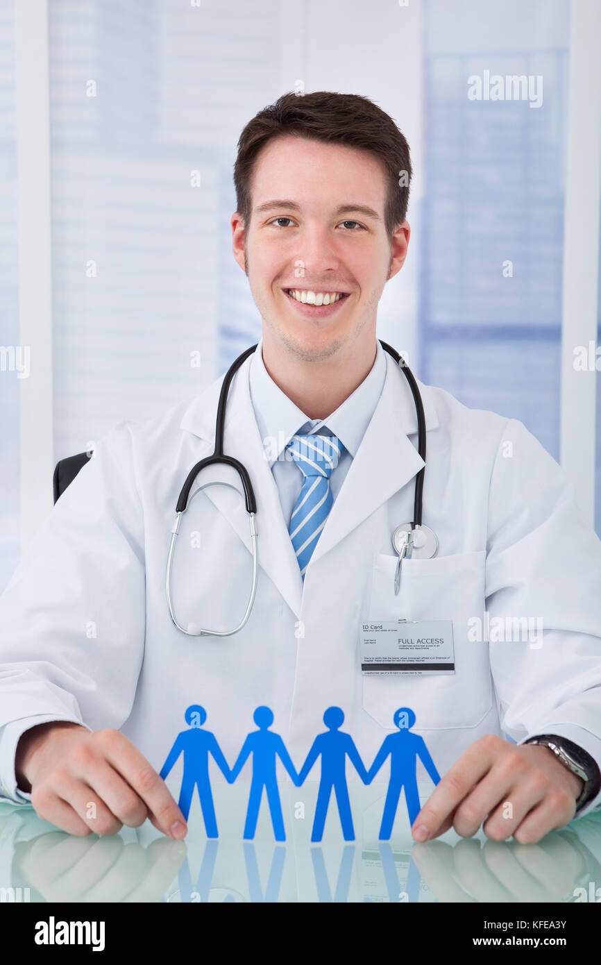 Paper chain of people hi-res stock photography and images - Alamy