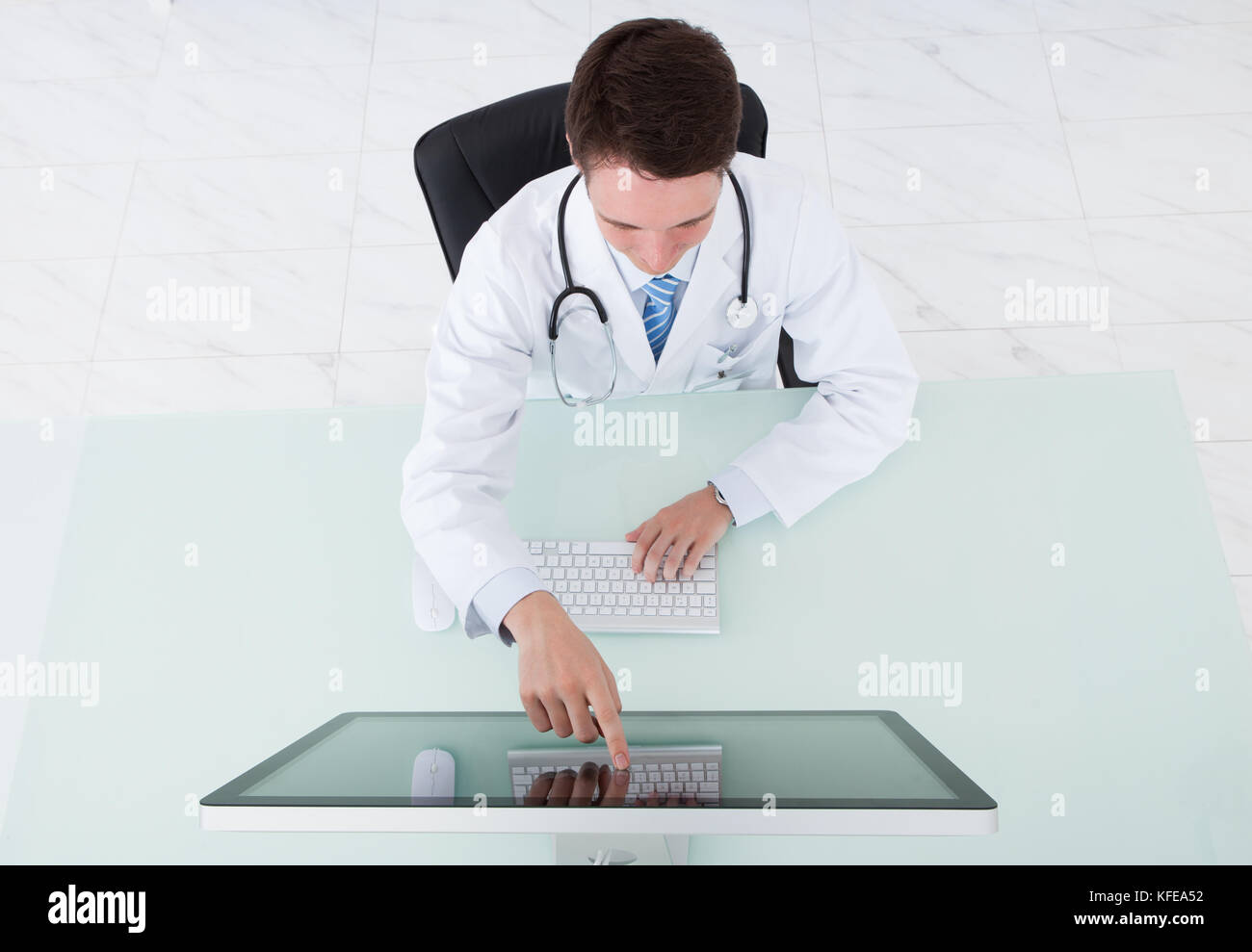 Medical person working in hospital hi-res stock photography and images ...