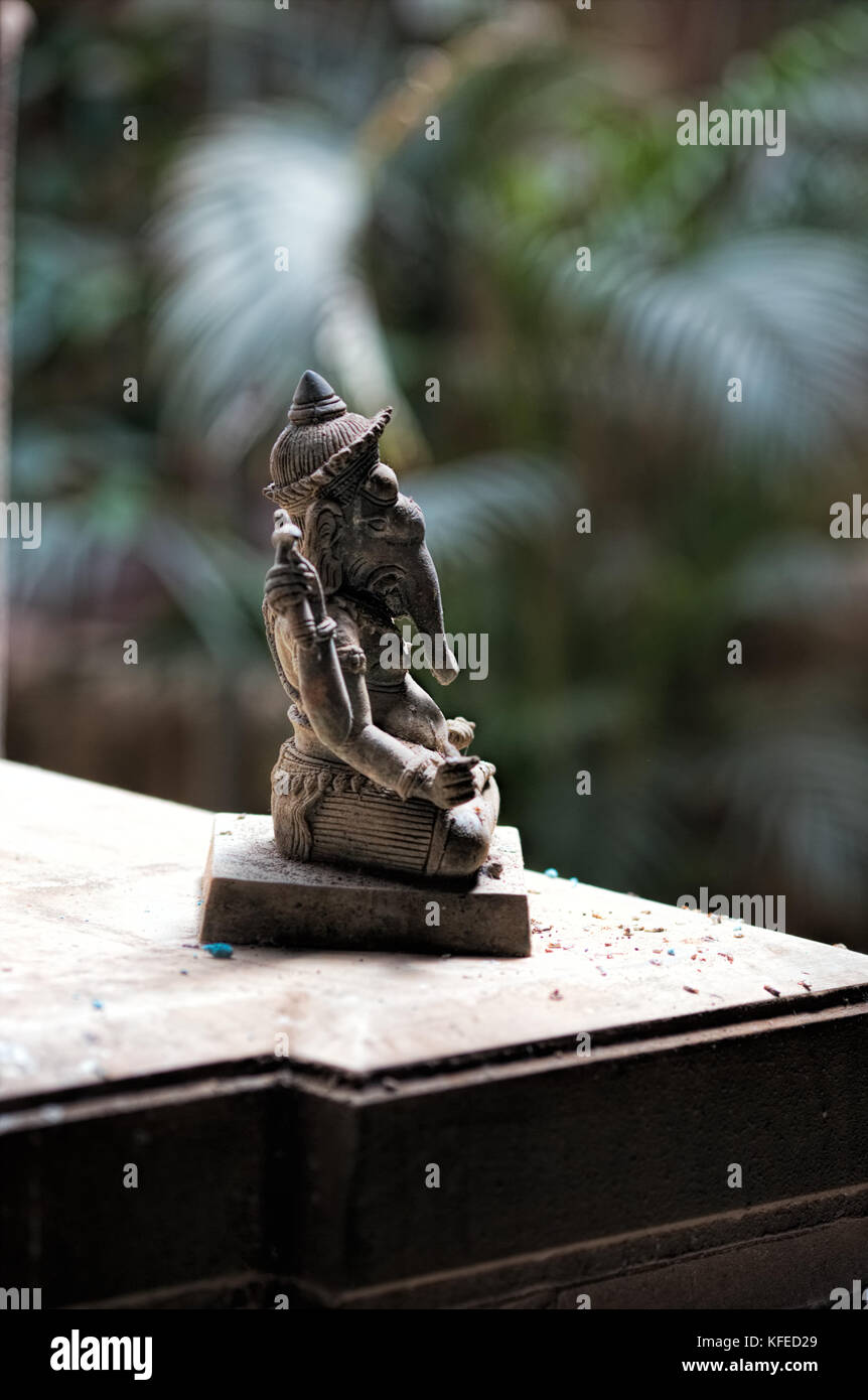 Hindu God Ganesh statue idol, Lord Ganesh the Remover of Obstacles and ...