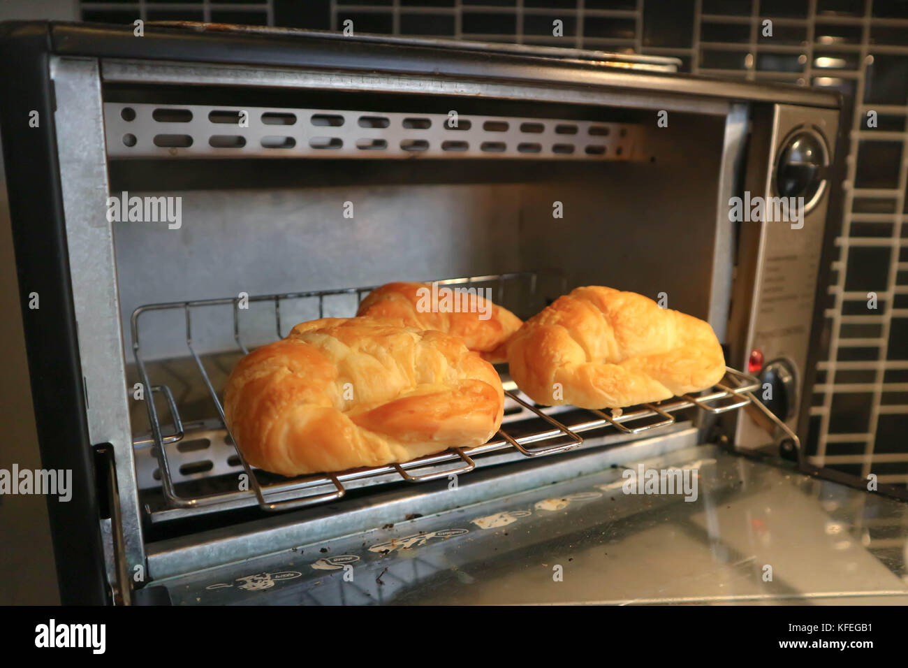 French Bread In Oven _ Homemade French Bread Recipe – XICHUC