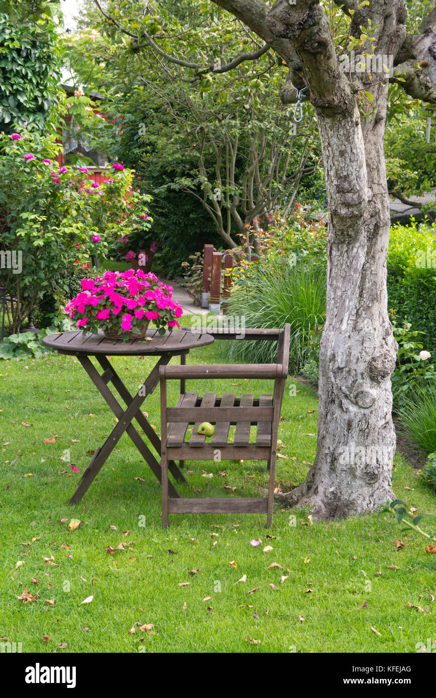 Seating area garden hi-res stock photography and images - Alamy