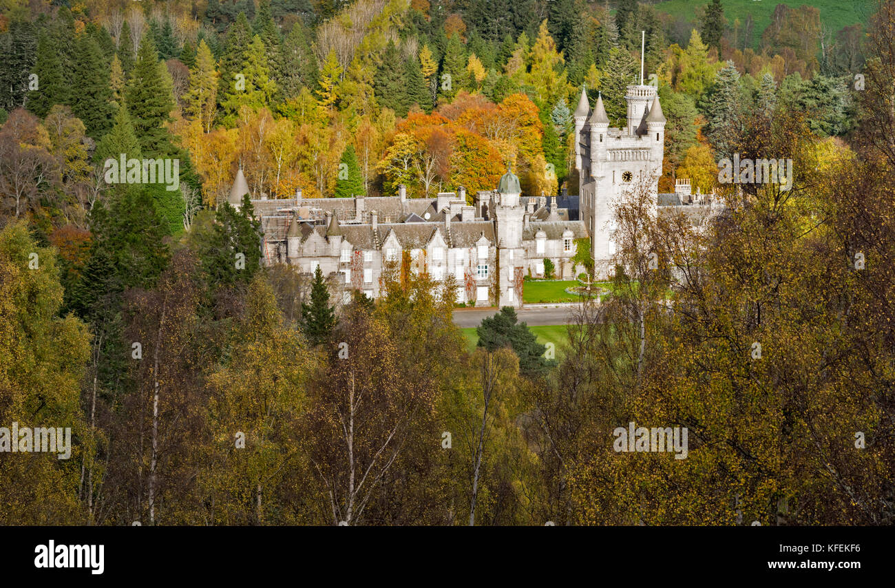 BALMORAL CASTLE ROYAL DEESIDE ABERDEENSHIRE SCOTLAND SUNLIGHT ON THE ...