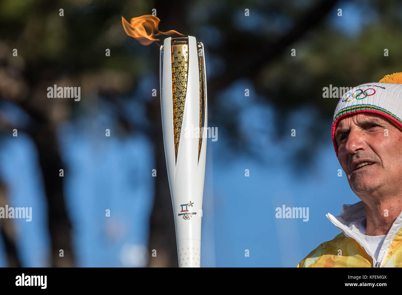 Olympic rings fire hi-res stock photography and images - Alamy
