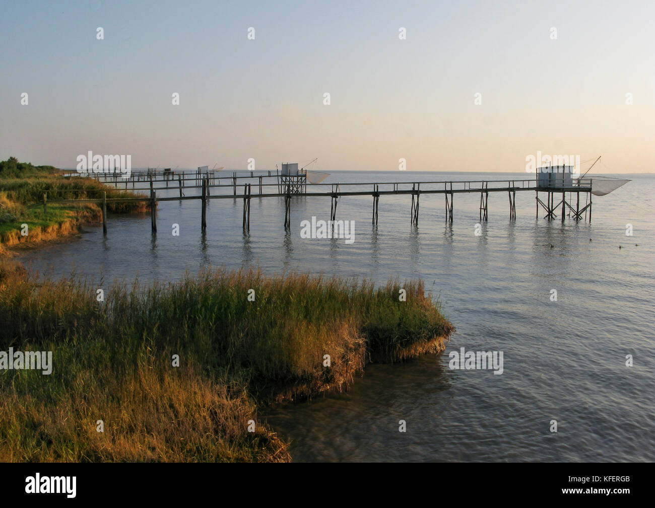 Fishermen huts facing estuary near Bordeaux France Stock Photo - Alamy