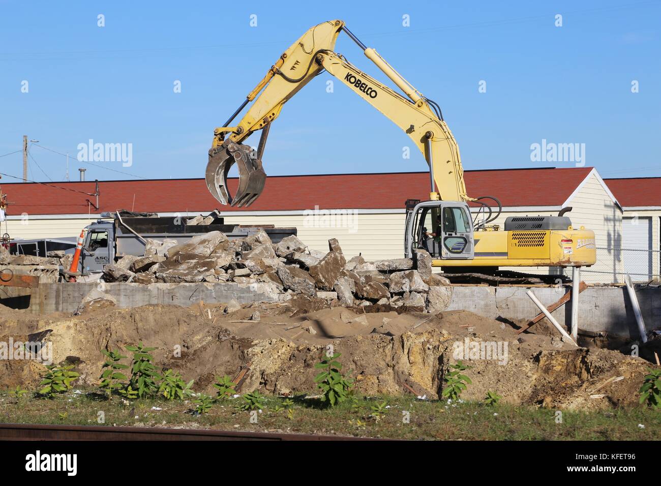 Removing debris hi-res stock photography and images - Alamy