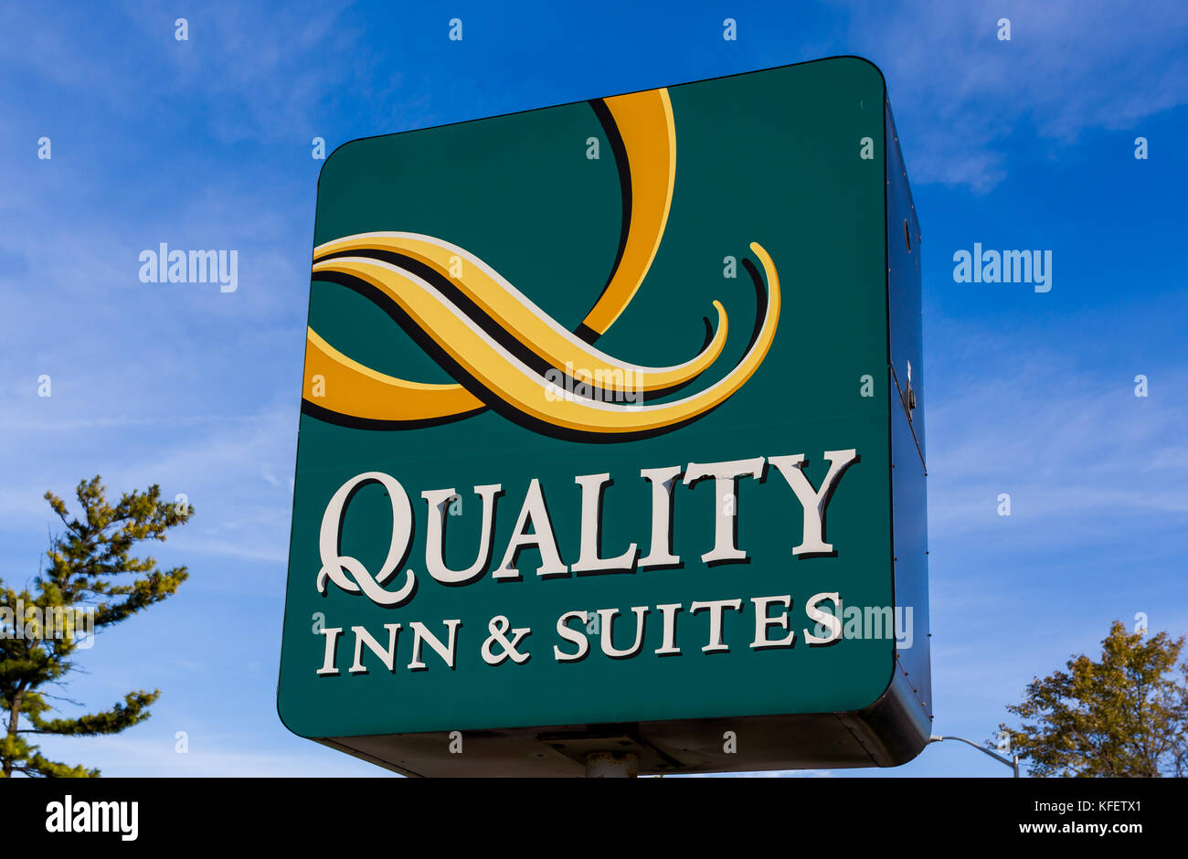 COLUMUBUS, OH/USA - OCTOBER 21, 2017: Quality Inn and Suites exterior ...