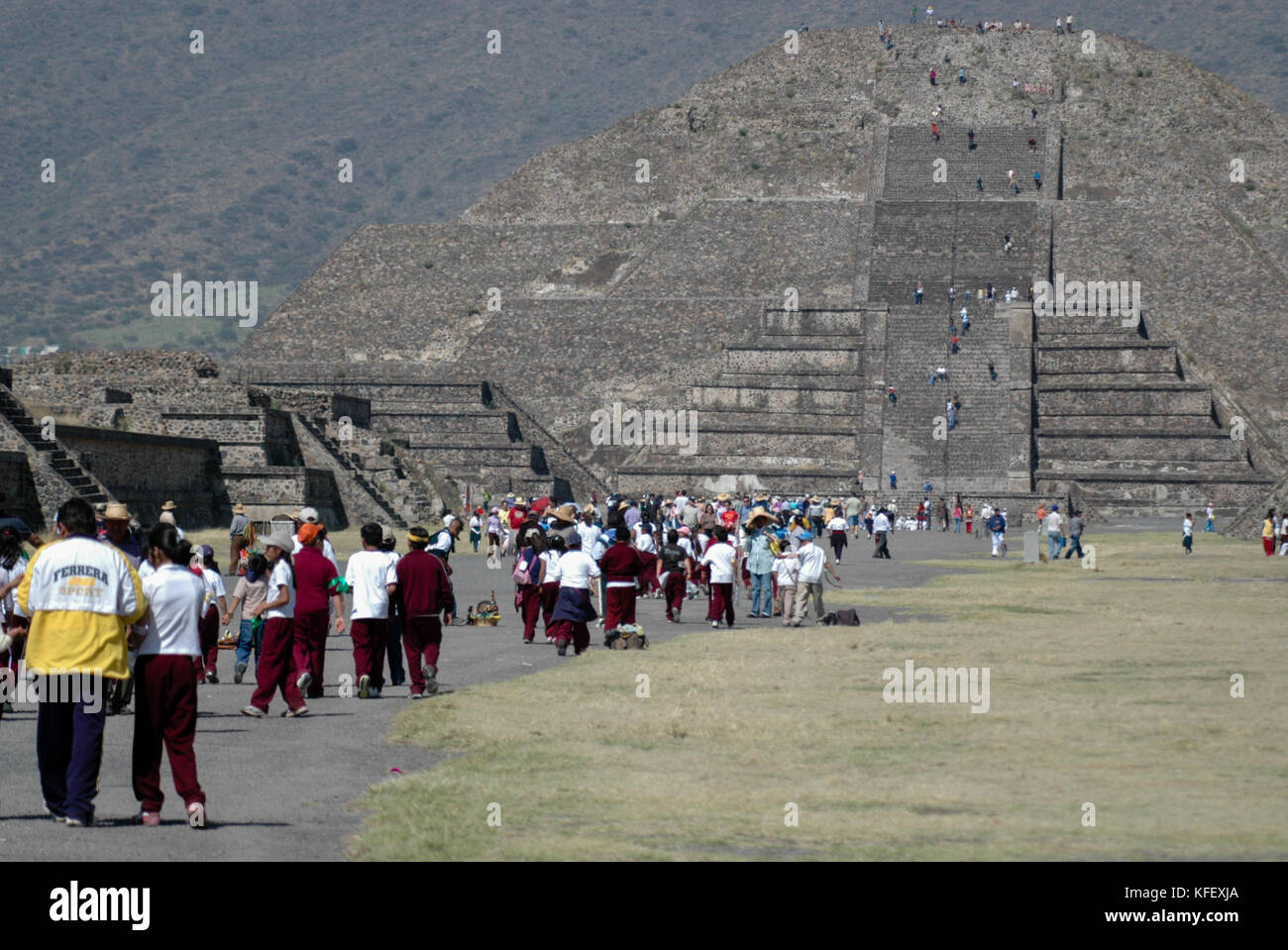 Crowd of tourists climbing the top of Pyramid of the Sun and Pyramid of ...