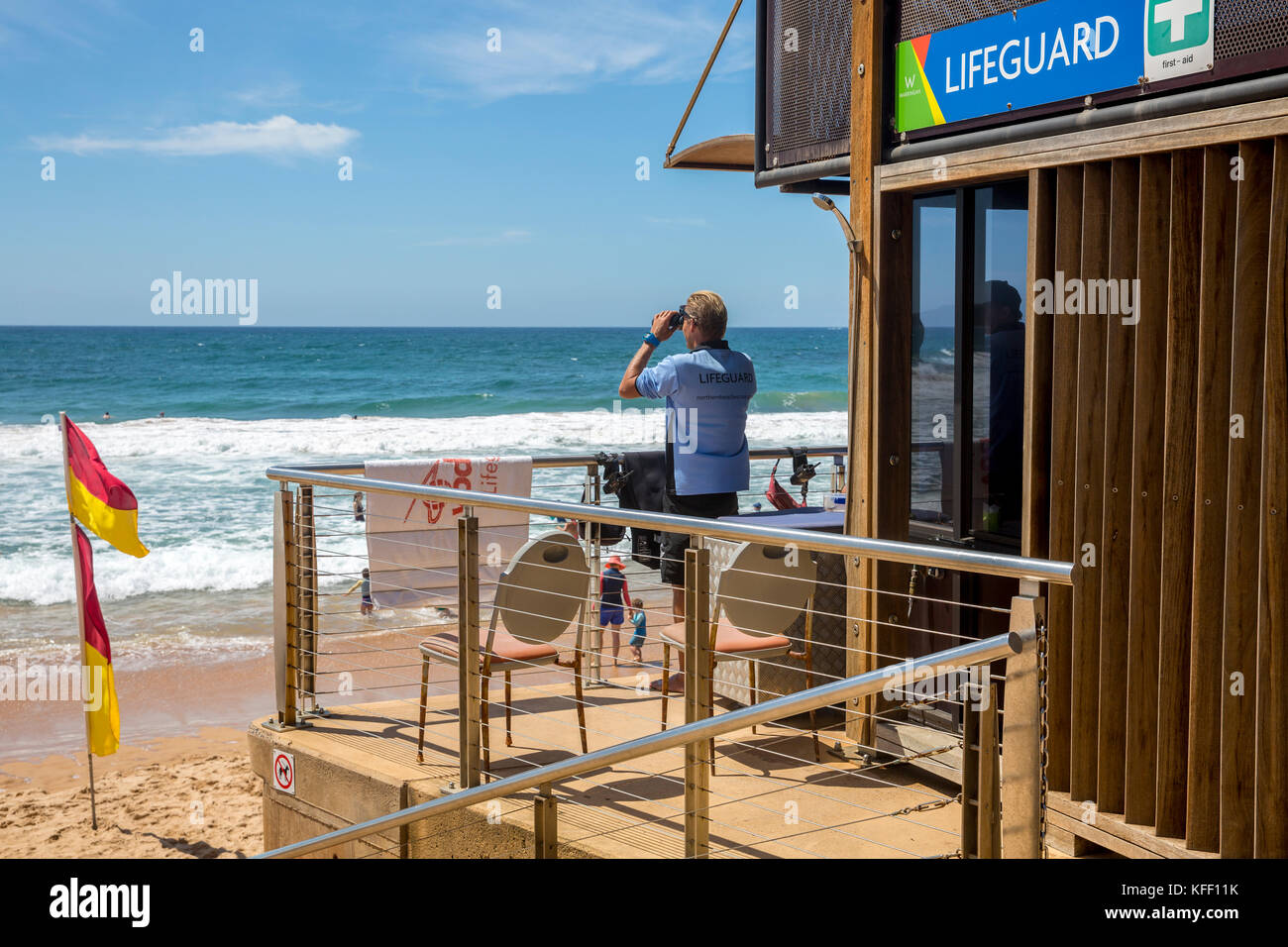 Sydney beach lifeguard hut hi-res stock photography and images - Alamy