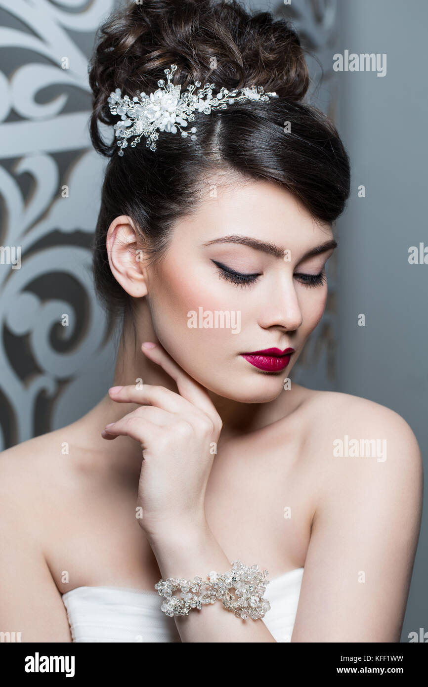 beautiful girl in wedding gown Stock Photo - Alamy