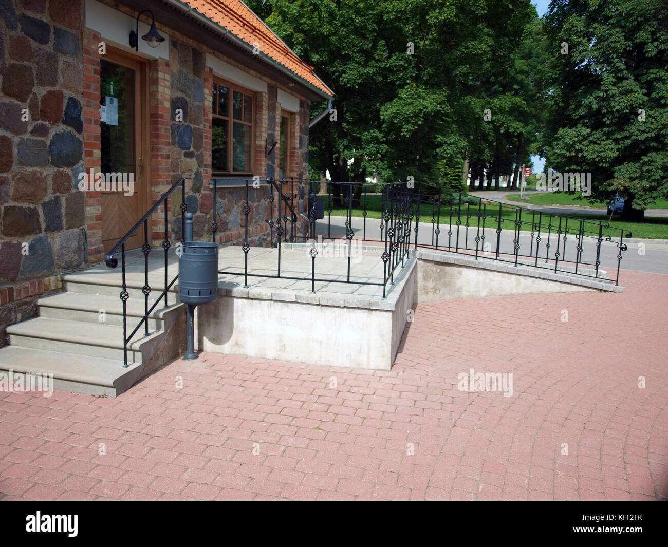Ramp entrance office building hi-res stock photography and images - Alamy