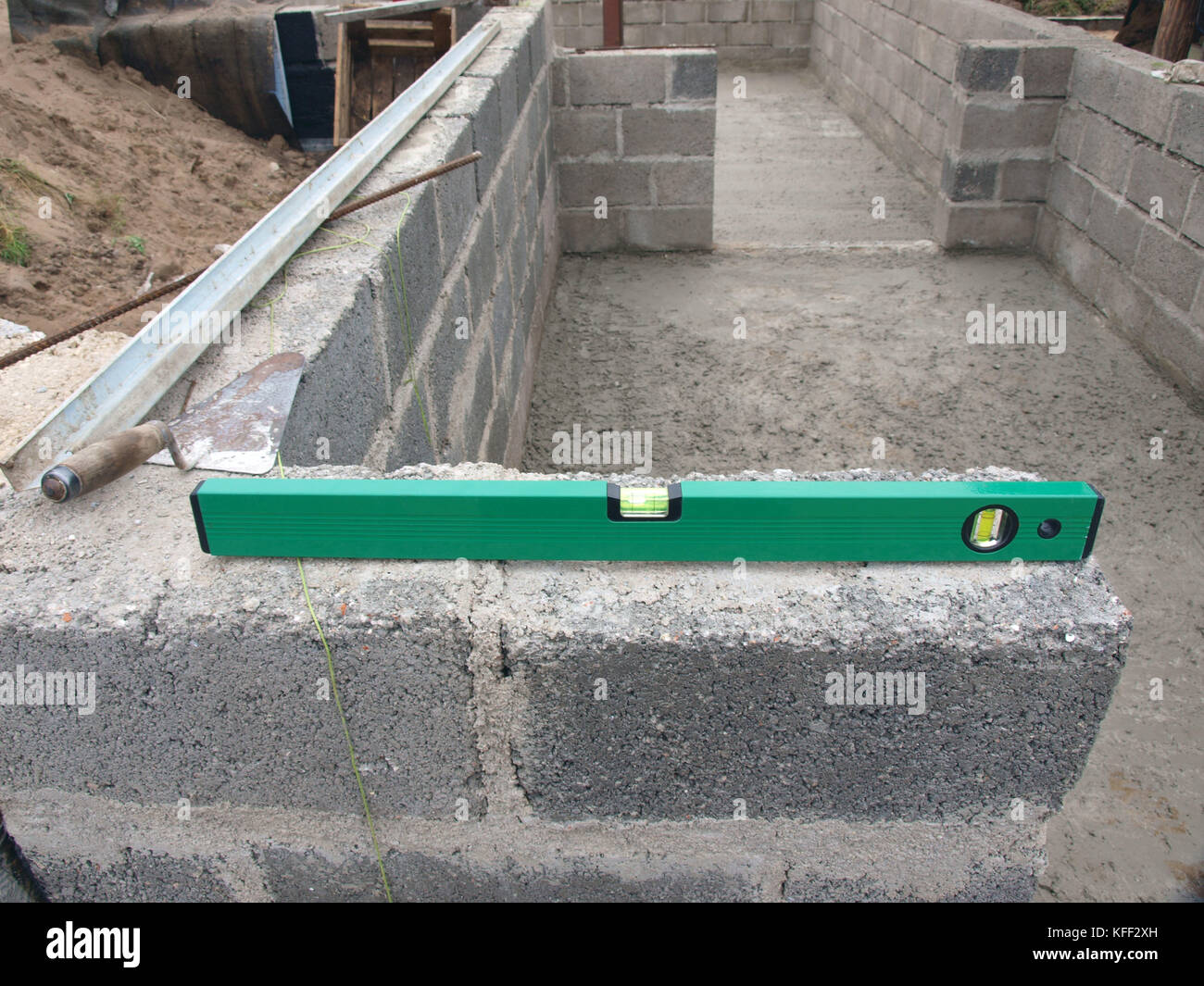 Leveling the building wall by spirit level, horizontal Stock Photo - Alamy